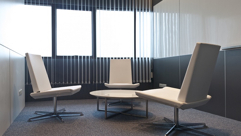 職場上不適用sit down或stand up！一次看懂sit、seat英文用法差在哪－戒掉爛英文｜商周